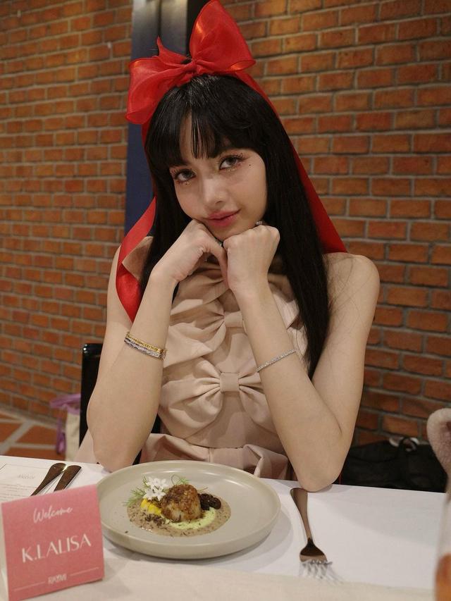 7 Momen Lisa Blackpink Rayakan Ulang Tahun di Thailand, Outfitnya Curi ...