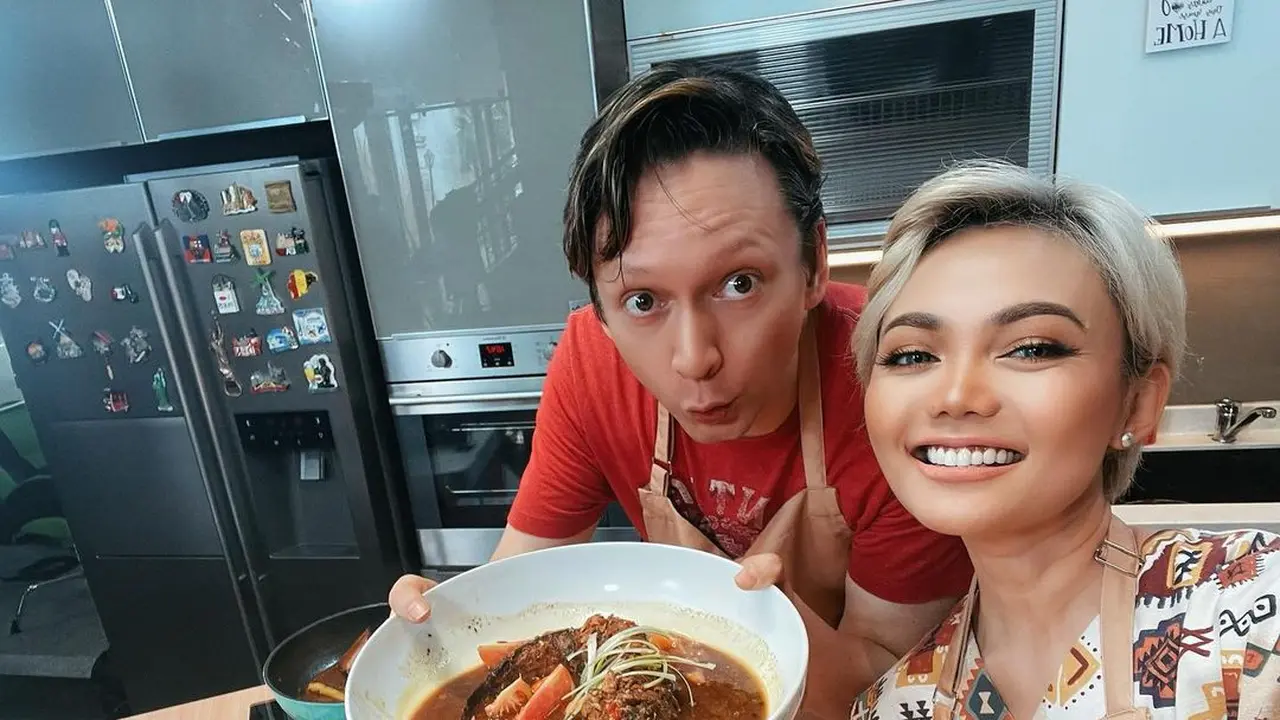 Tak Ingin Punya Anak, Intip Potret Kebersamaan Rina Nose dan Suami