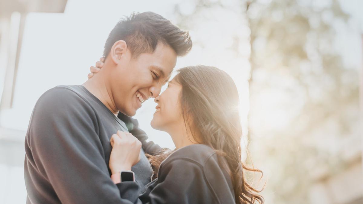 Jarang Disadari, Ini 4 Manfaat Berpelukan dengan Pasangan