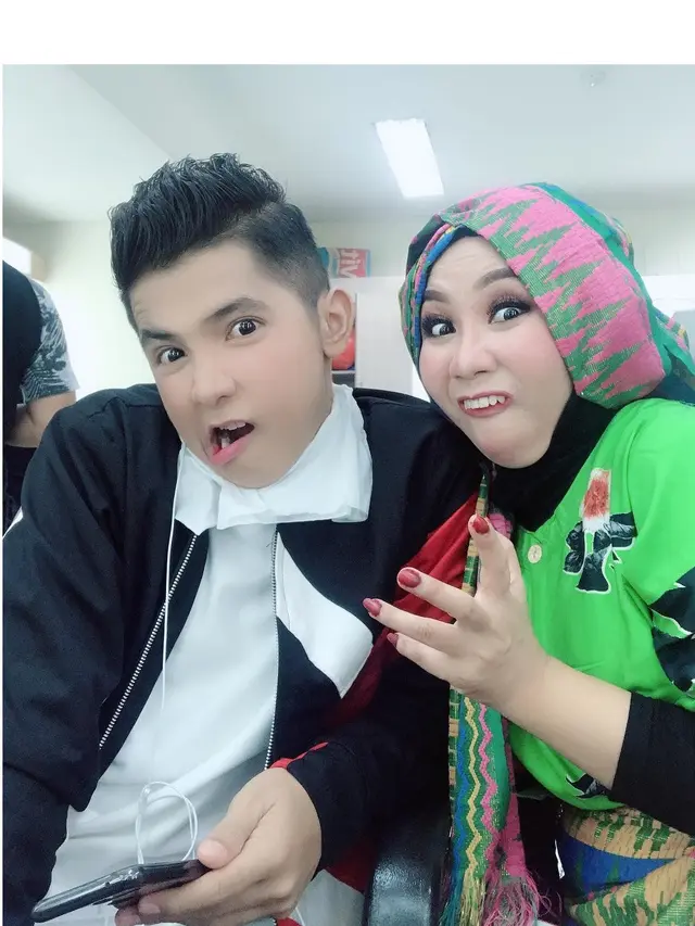 Masih Ingat Lagu Tak Tun Tuang? Ini 6 Potret Terbaru Upiak yang Kini Berhijab - Hot Liputan6.com