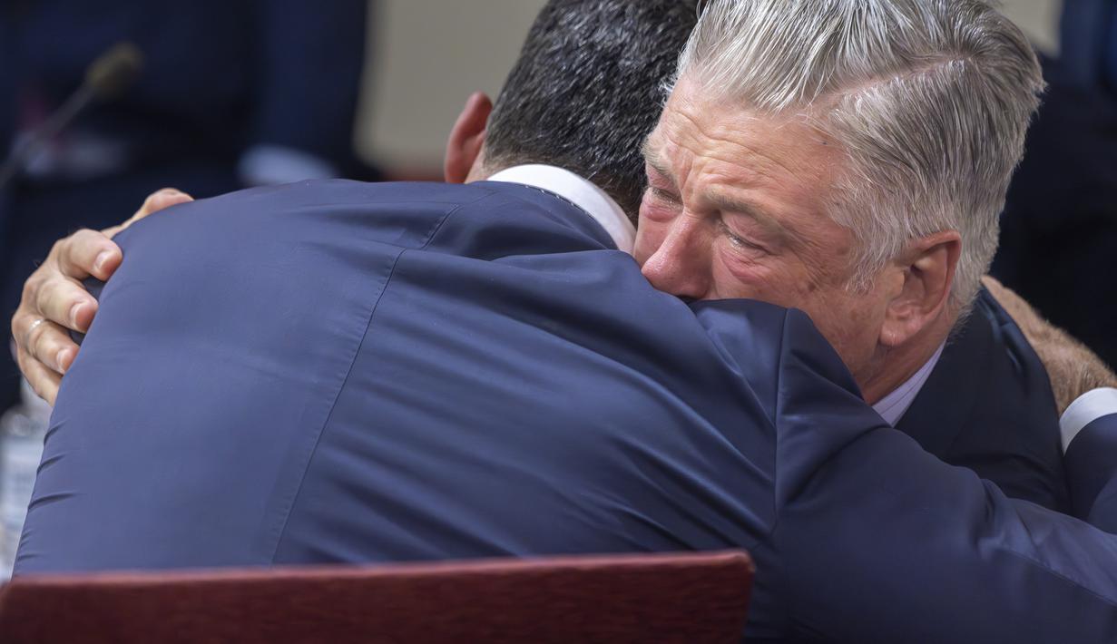 Tangis Alec Baldwin Saat Dibebaskan dari Dakwaan Pembunuhan Tak Disengaja