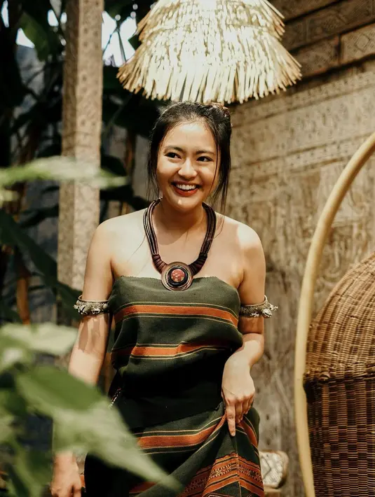 Vania Valencia Pakai Kain Tenun Tradisional, Cantik Natural - Foto ...