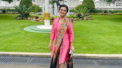 Pesona Cut Tari Pakai Kebaya Sederhana Saat Resepsi Pernikahan ...