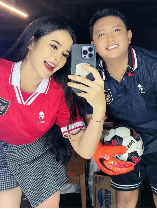 6 Gaya Couple Artis Tanah Air Nobar Timnas U-23, Pasutri Donna Agnesia-Darius hingga Calon ...