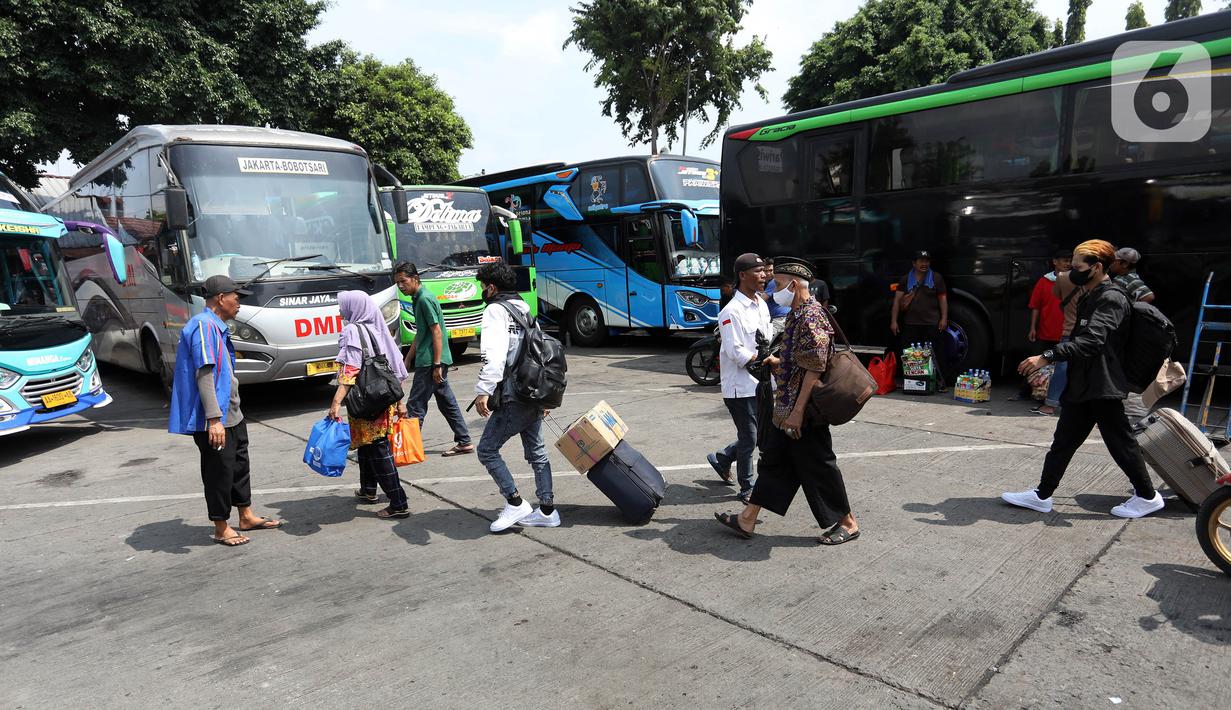 Hindari Macet, Ribuan Pemudik Sudah Padati Terminal Kalideres di H-4 ...