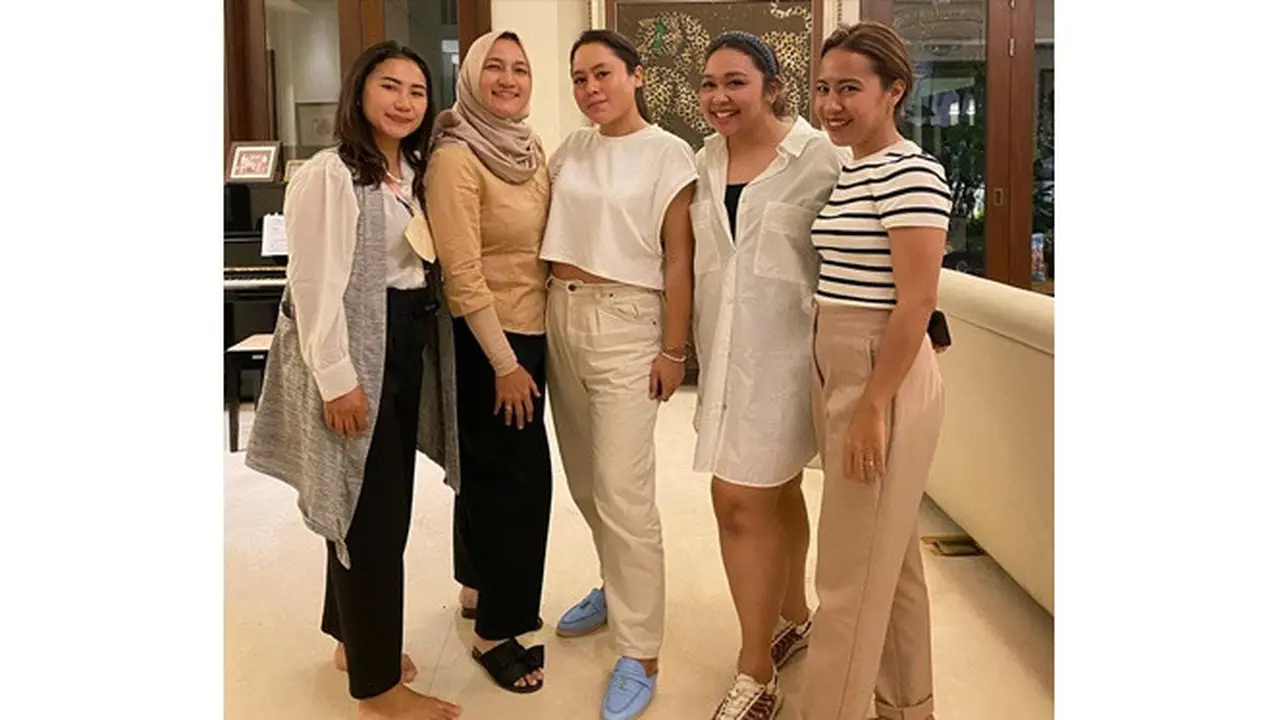 Berhijab Sejak 2019, Ini 6 Potret Terbaru Sarah Amalia Mantan Istri ...