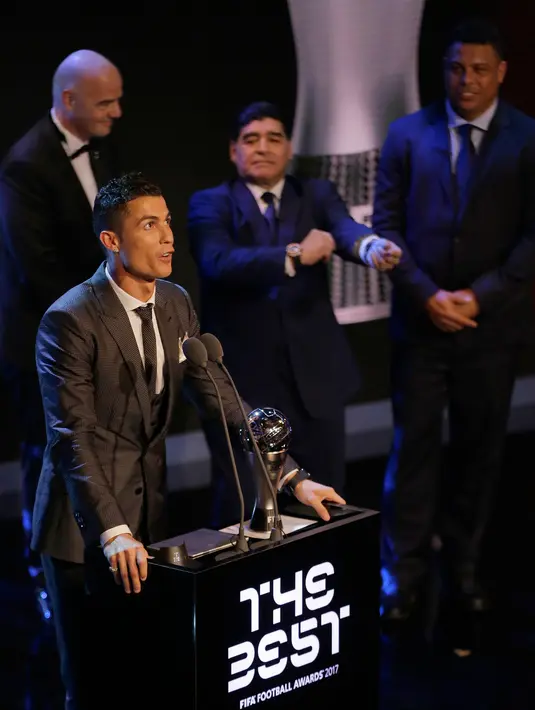 PHOTO: Ronaldo Pertahankan Gelar Pemain Terbaik Dunia - Foto Liputan6.com