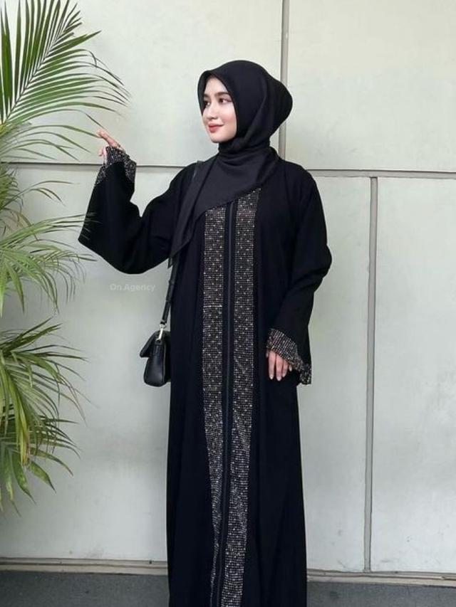 5 Rekomendasi Gamis Syar’i Warna Hitam 2025, Desain Modern dan Feminin