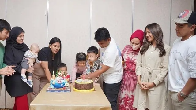 6 Potret Kedekatan Erina Gudono dan Keluarga Kaesang Pangarep, Akrab dengan Ibu Iriana - Hot ...