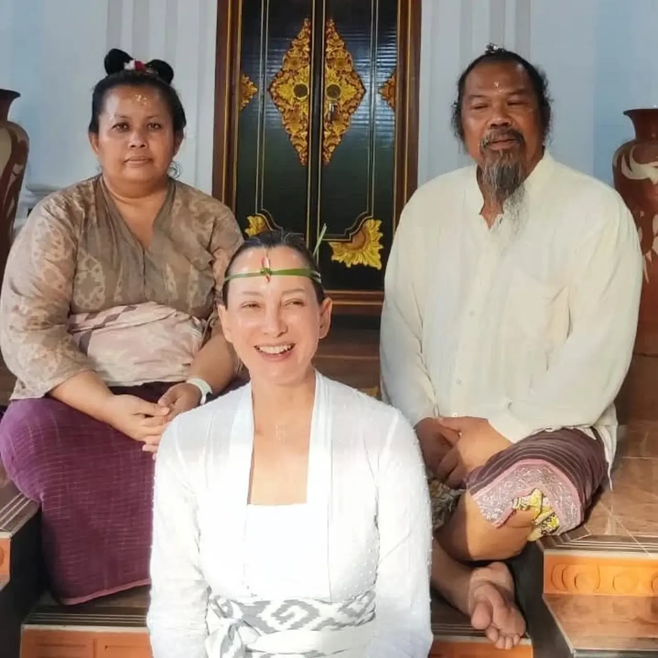 7 Potret Karina Suwandi Ikut Ritual Otonan di Bali, Awet Muda Usia 50 ...