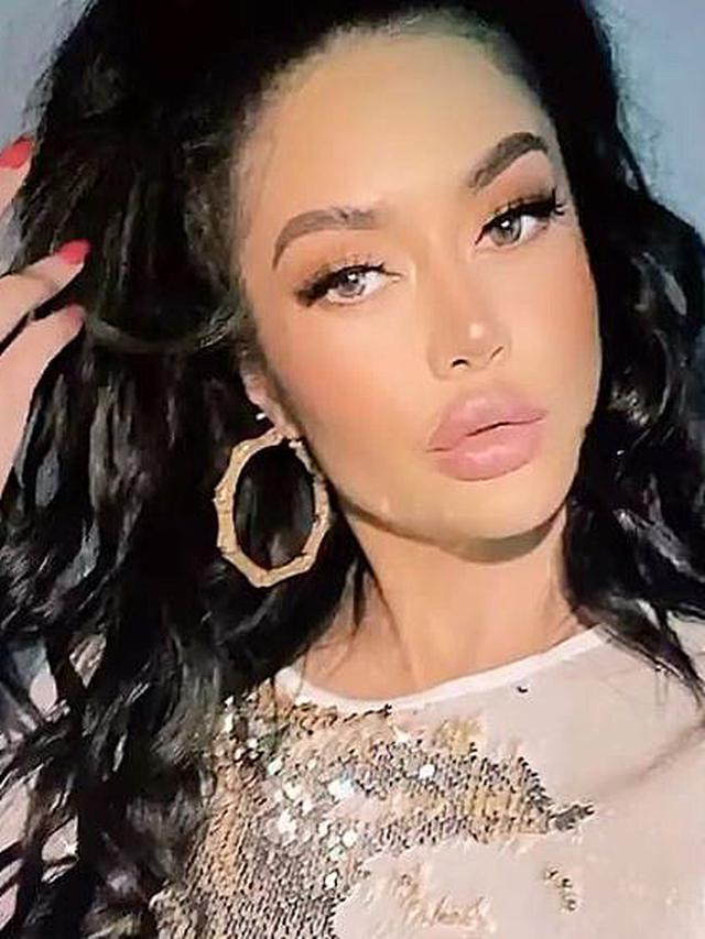 Usai Mariah Carey, Giliran Kesha dan Kim Lee Kenakan Perhiasan Buatan ...