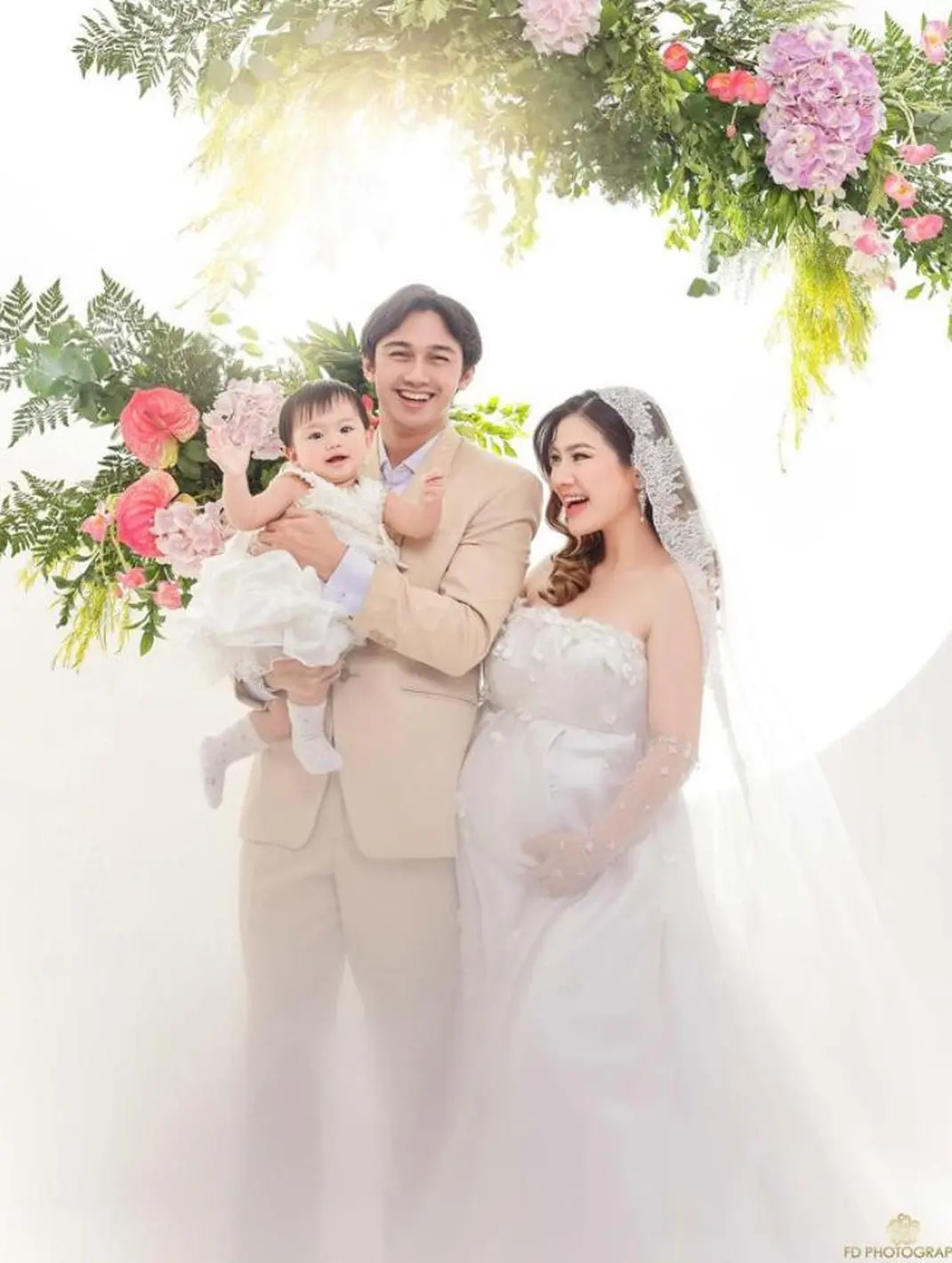 6 Potret Felicya Angelista Bergaun Putih saat Maternity Shoot Bareng Caesar Hito, Bak Pengantin ...