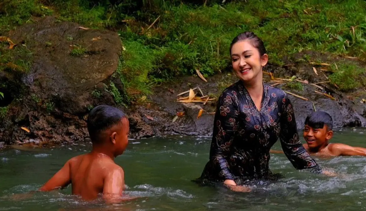Potret Nafa Urbach Mandi di Sungai, Lihat Kali Suka Lupa Umur - Photo Fimela.com