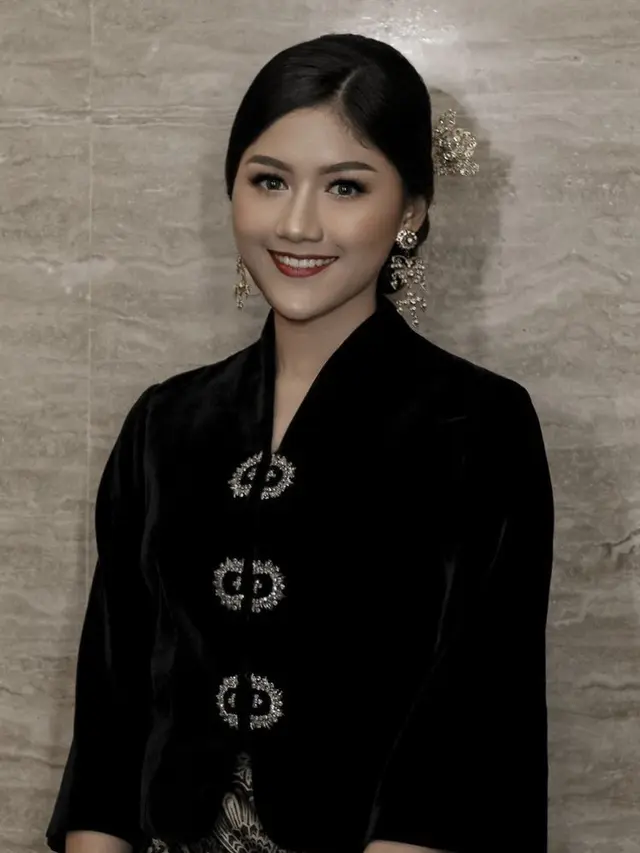 6 Gaya Elegan nan Anggun Erina Gudono Berbalut Kebaya Hitam dan Makeup Glam, Foto Bareng ...