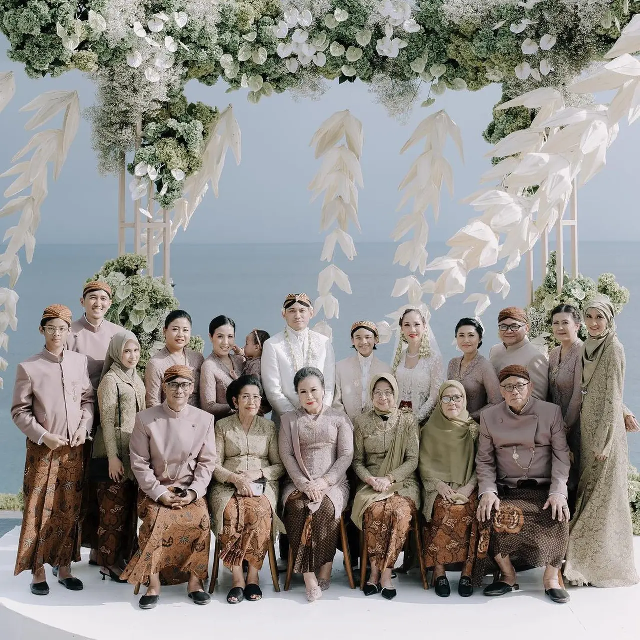 6 Potret BCL dan Tiko Bareng Keluarga Besar, Makin Lengkap karena The Sinclair - Hot Liputan6.com