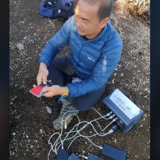 Bapak-bapak Kreatif Buka Jasa Cas Ponsel untuk Pendaki Gunung ...