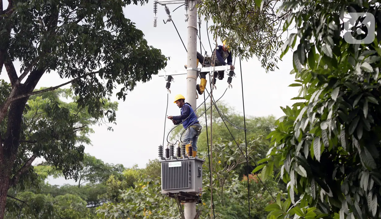 PLN Terus Upayakan Penyambungan Kabel Listrik yang Putus Akibat Gempa Cianjur - Foto Liputan6.com