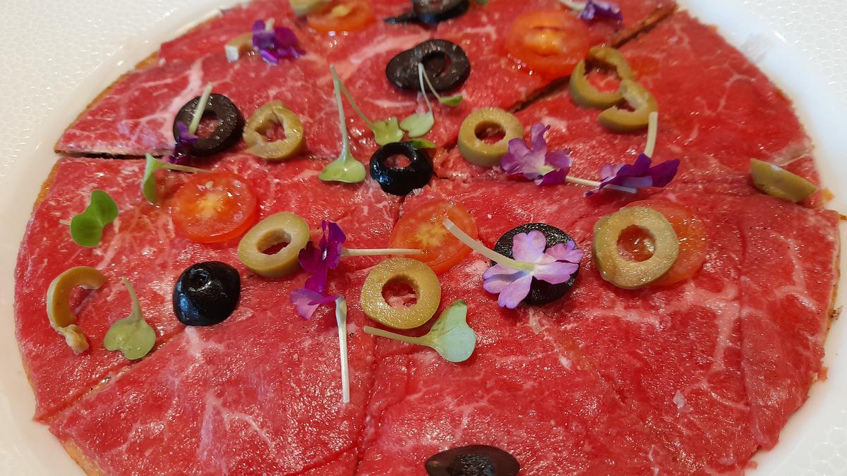 Terlena Pizza Wagyu Mentah di Restoran Akira Back Steak Jakarta ...