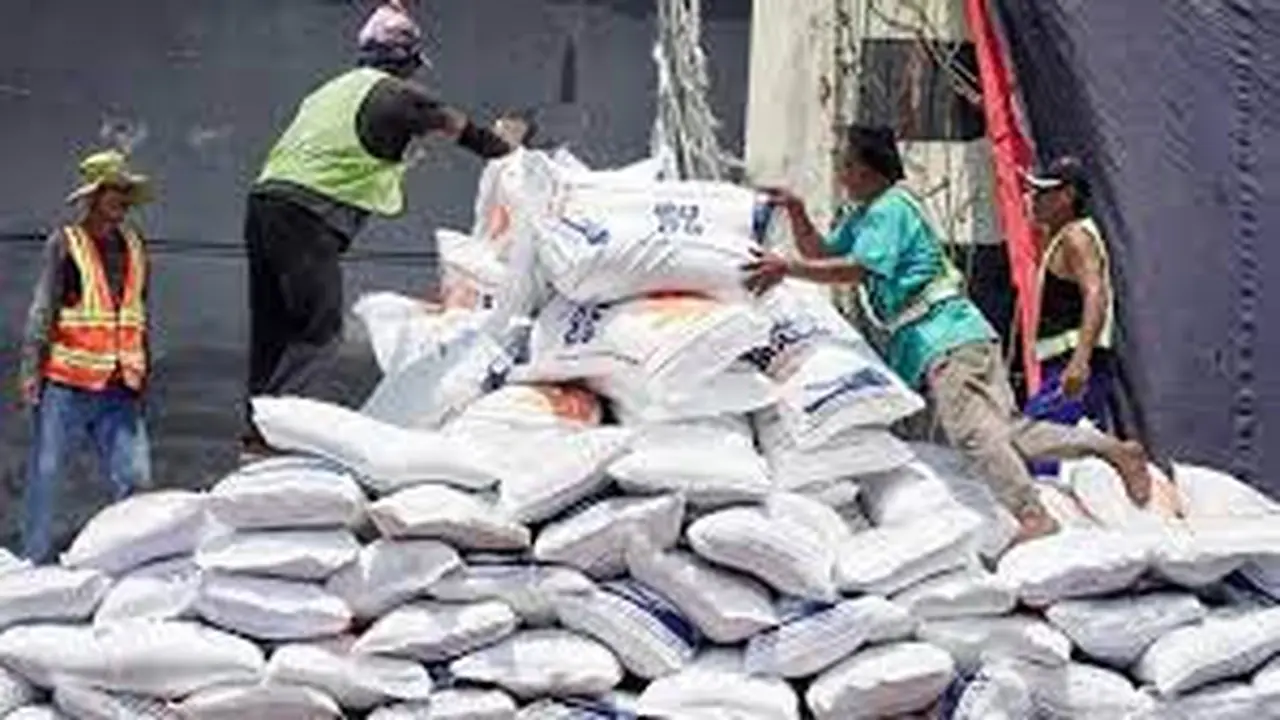 Bos Bulog Masih Hitung Total Denda Keterlambatan Bongkar Muat Beras Impor - Bisnis Liputan6.com