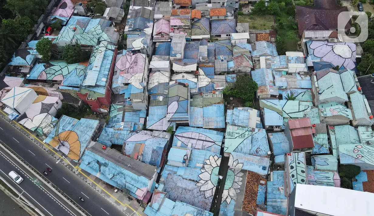 Penampakan Mural di Atap Rumah Sekitar Flyover Lenteng Agung yang ...
