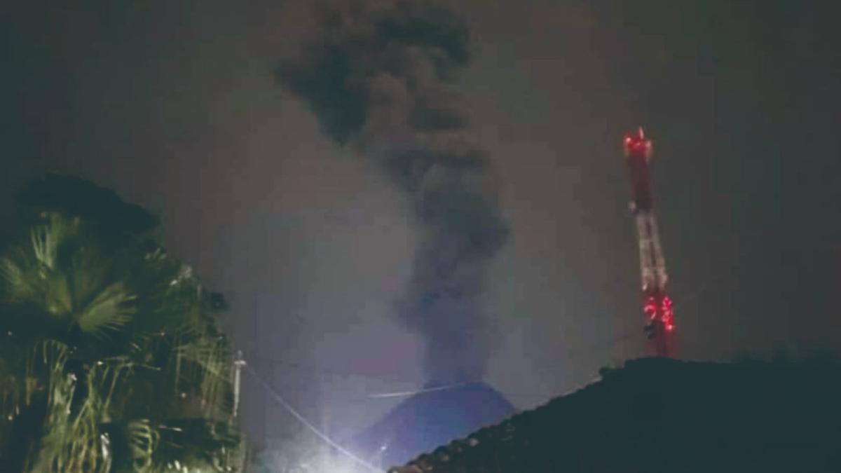 Merapi Erupsi 4 kali, Gerakan Magma Ditengarai Telah Mendekati Puncak ...