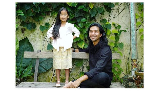 Jarang Tersorot, Ini 7 Potret Kebersamaan Dimas Djay dengan Sang Putri ...