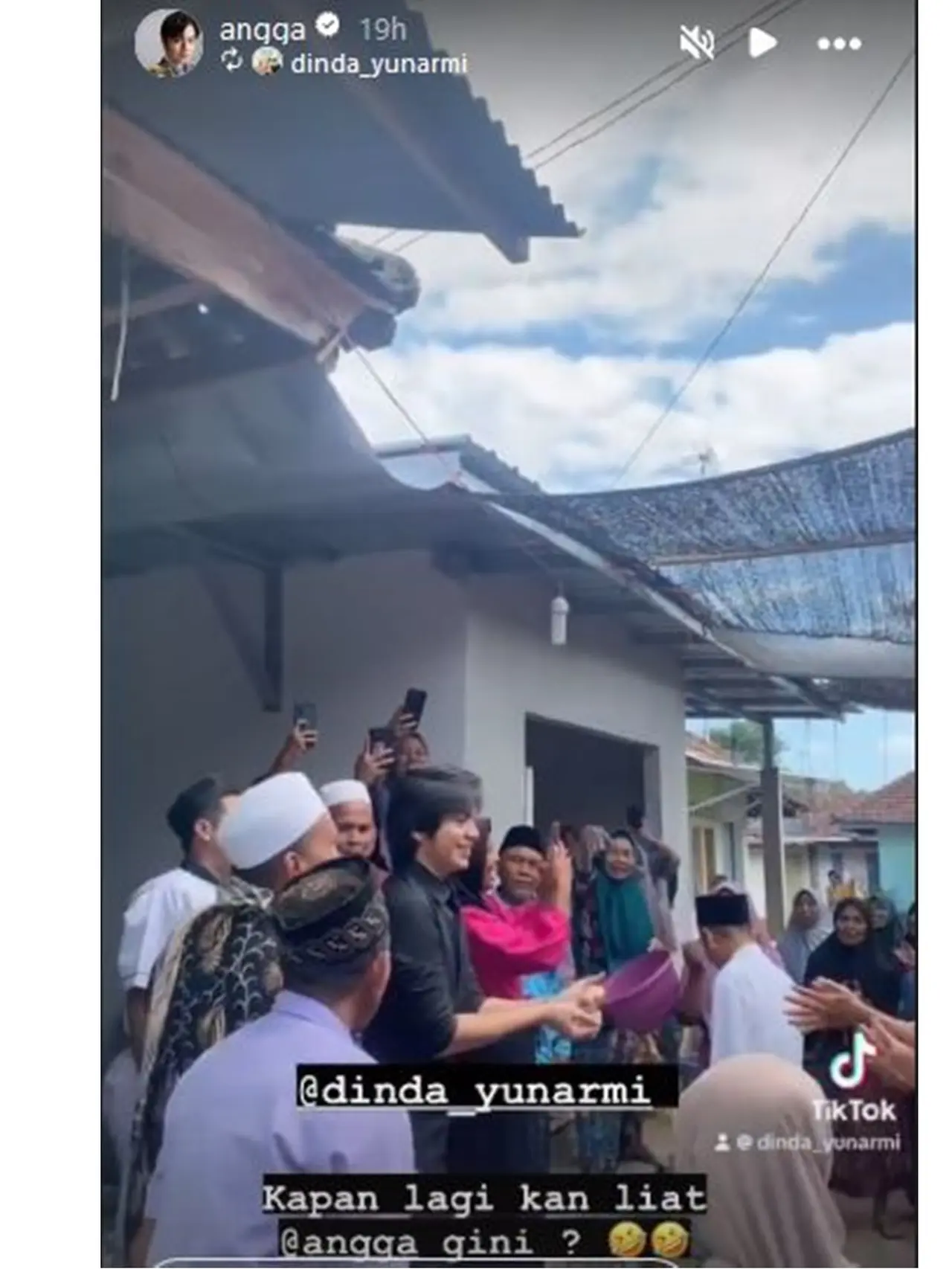 6 Potret Angga Yunanda di Rangkaian Pernikahan Kakak, Ikut Tradisi di Lombok - Hot Liputan6.com