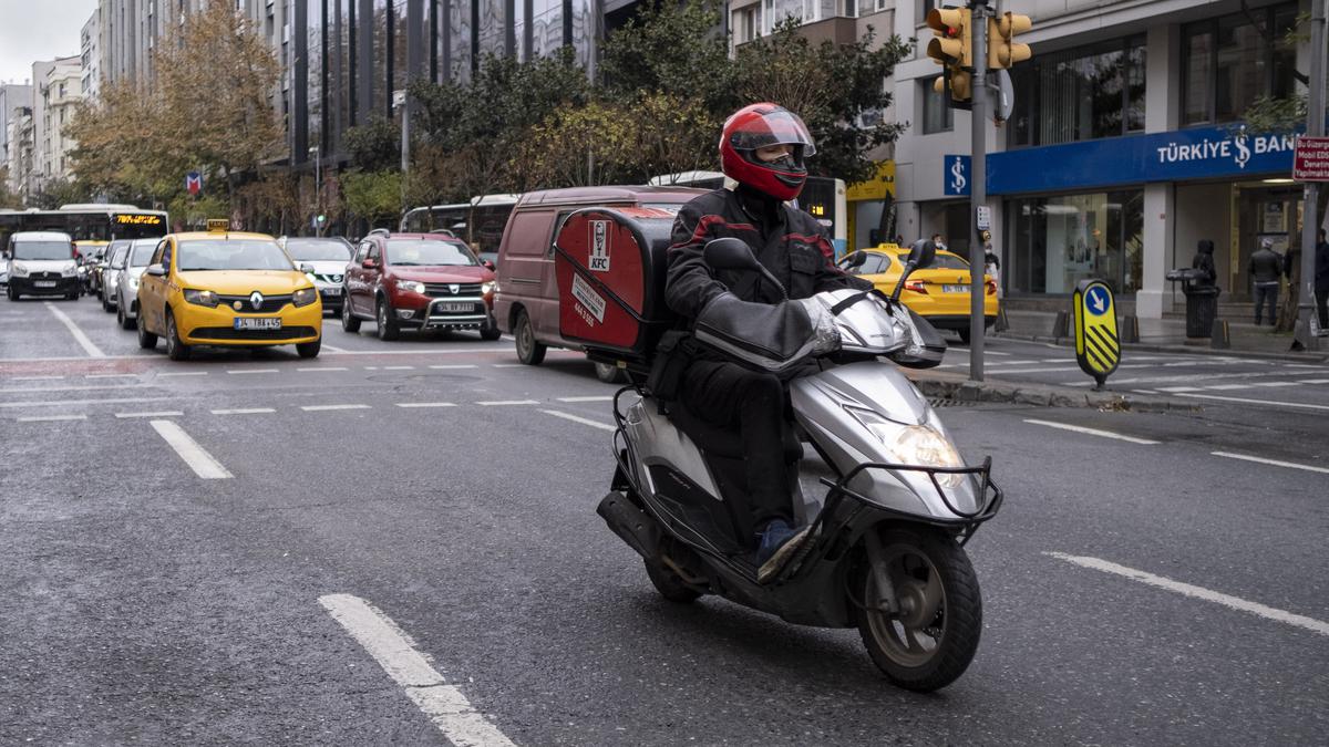 FOTO: Pandemi COVID-19, Bisnis Kurir Sepeda Motor Berkembang Pesat di ...