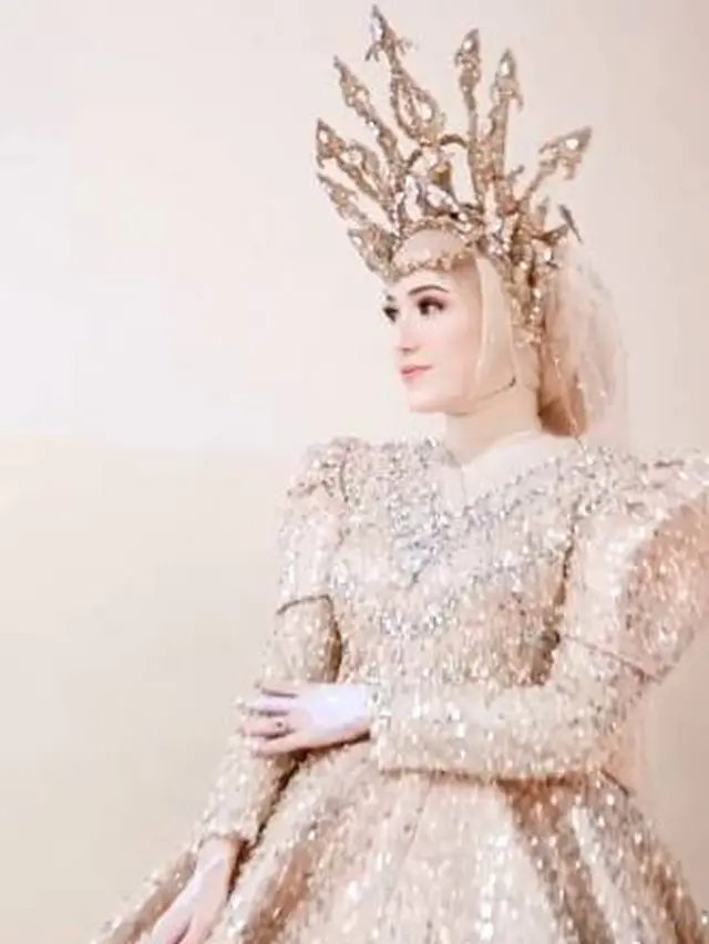 Tampil Menawan dengan Mahkota, Ini 7 Potret Adelia Pasha yang Jadi ...