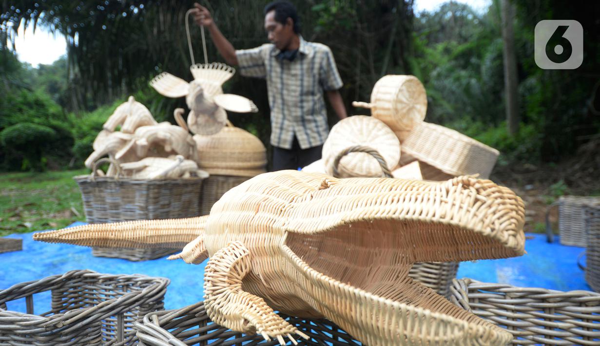 FOTO: Perajin Anyaman Rotan Sepi Pemesanan - Foto Liputan6.com