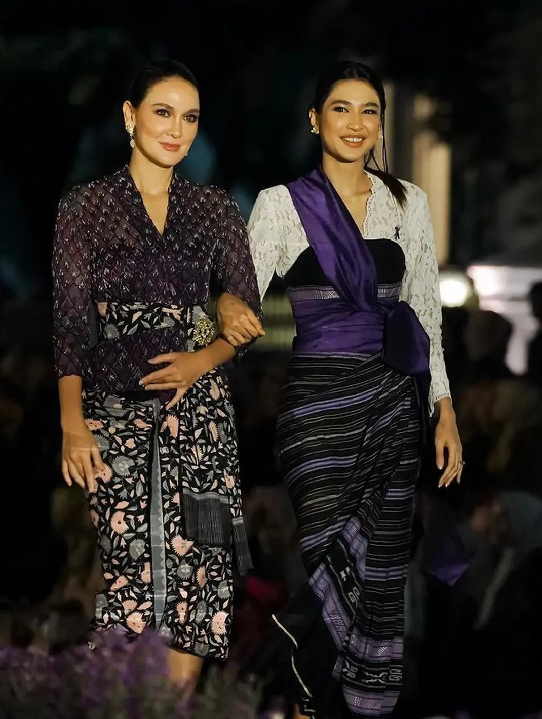10 Inspirasi Mix and Match Batik untuk Acara Wisuda, dari Putri Ariani ...