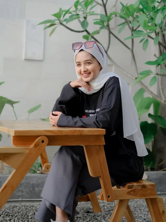 6 Potret Sehnaz Nabilah Menantu Epy Kusnandar, Blasteran Indonesia ...