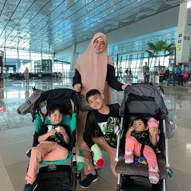 6 Momen Risty Tagor Saat Mengurus Tiga Anaknya, Penuh Perjuangan - Hot ...