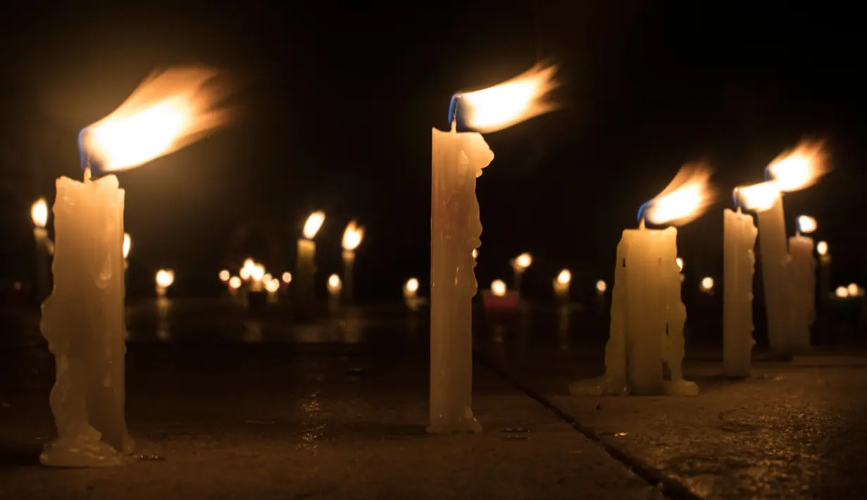 FOTO: Warga Kolombia Rayakan Hari Lilin Kecil - Foto Liputan6.com