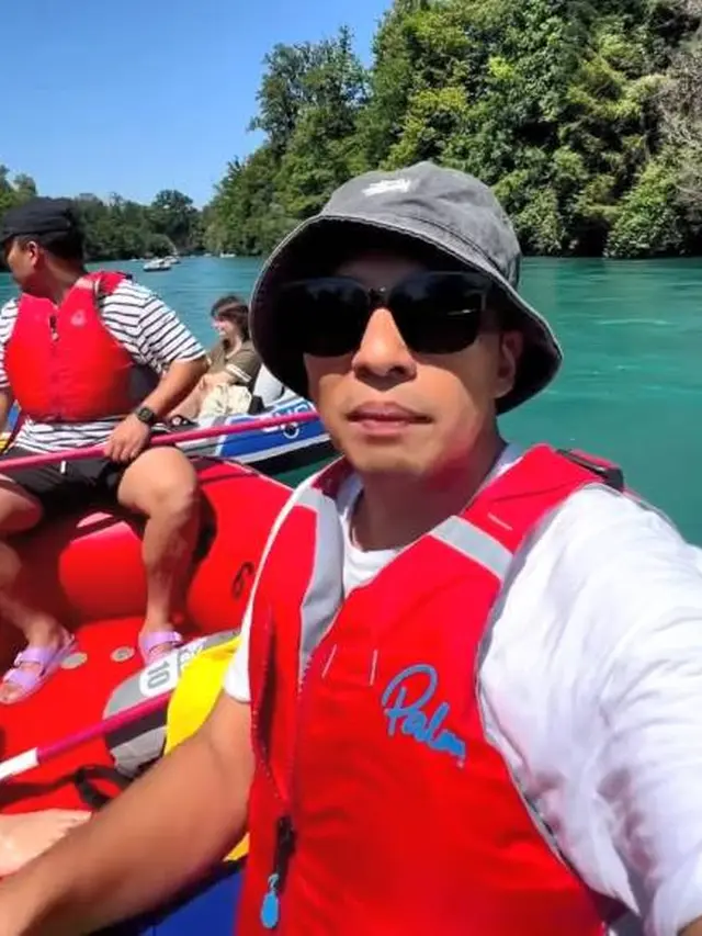 7 Potret Liburan Ringga Agus Rahman di Swiss, Seru Susuri Sungai Aare ...