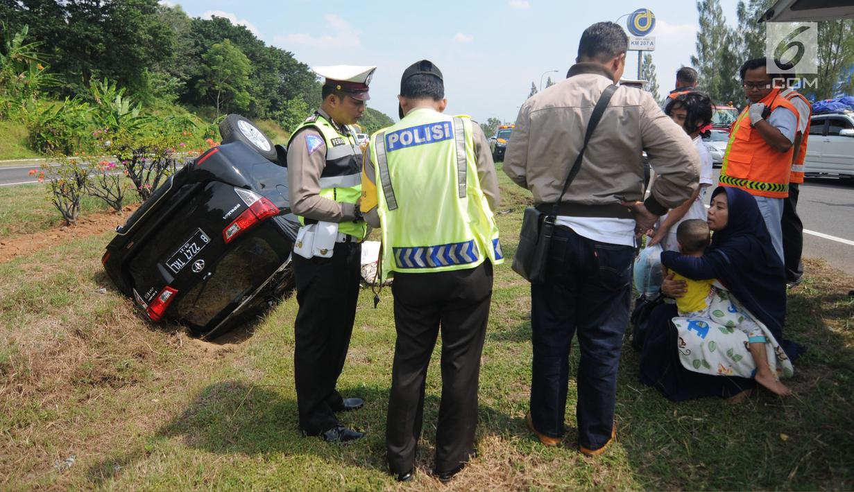Diduga Sopir Mengantuk, Mobil Innova Oleng dan Terbalik di KM 208 Tol ...