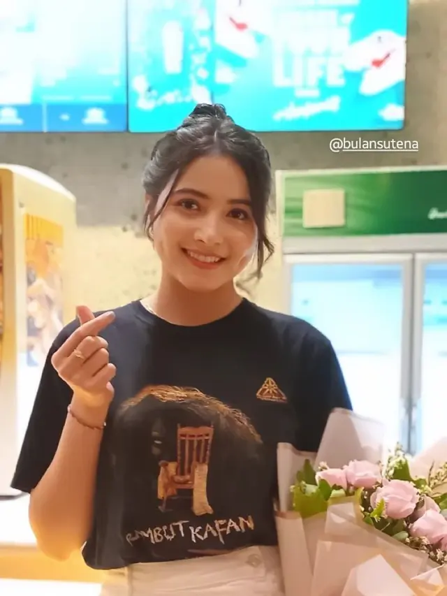 7 Potret Bulan Sutena Perdana Main Film Ini Bikin Ketagihan - Hot Liputan6.com