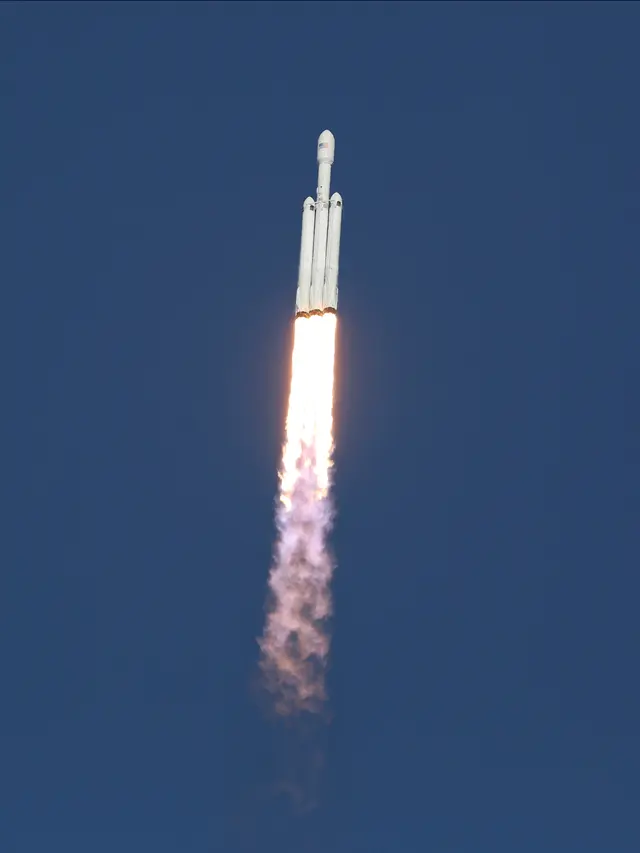 SpaceX Luncurkan Roket Baru untuk Misi Berawak di Masa Depan - Global ...