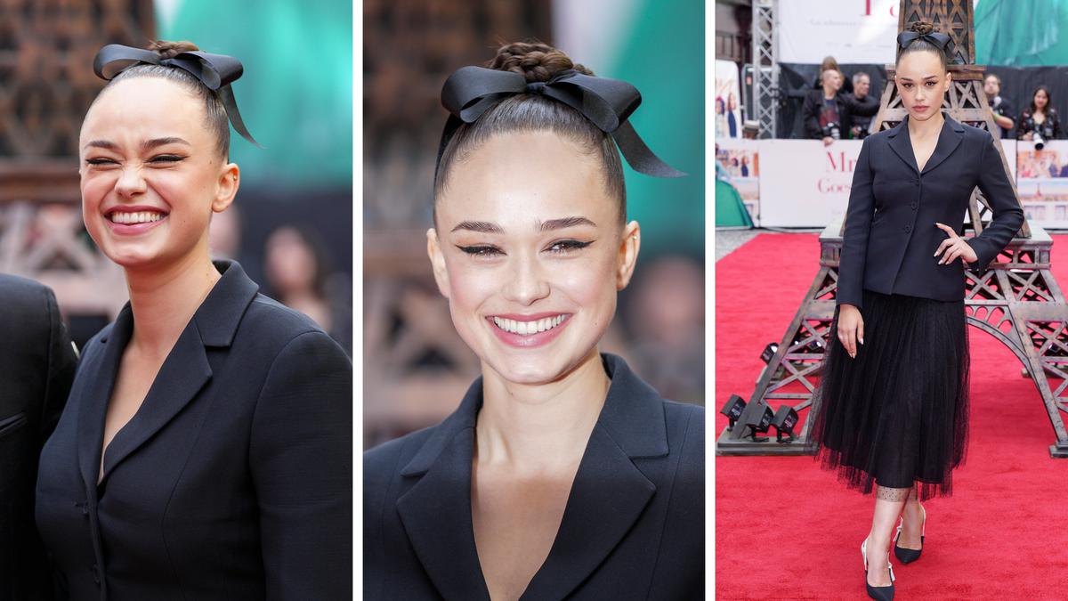 Cantiknya Rose Williams Pakai Blazer Hitam di Pemutaran Film Mrs ...
