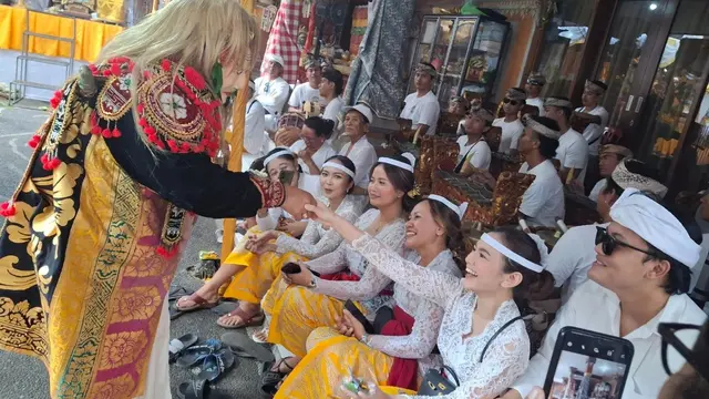 7 Potret Rizky Febian dan Mahalini Raharja Ikuti Upacara Memukur di ...