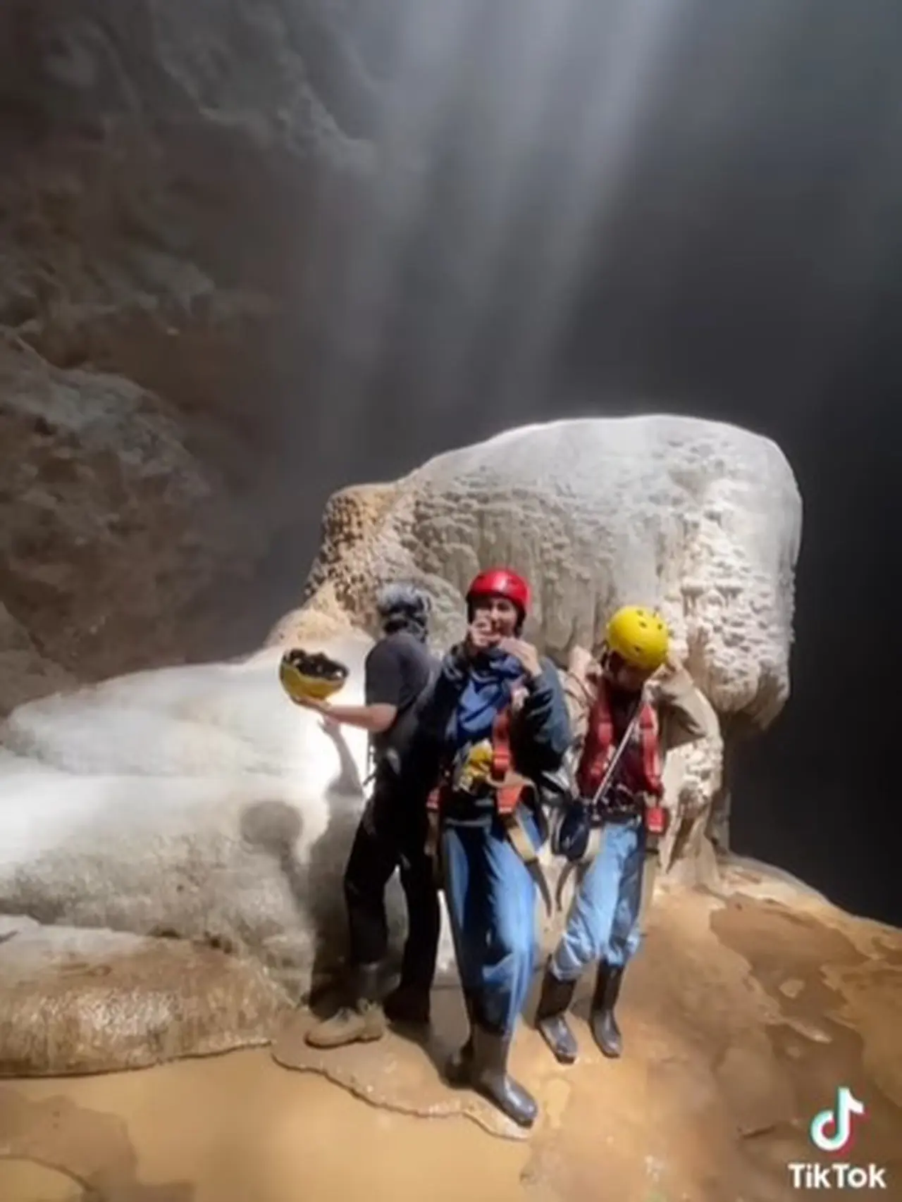 10 Potret Arie Untung dan Keluarga Nikmati Goa Sedalam 90 Meter, Indah ...