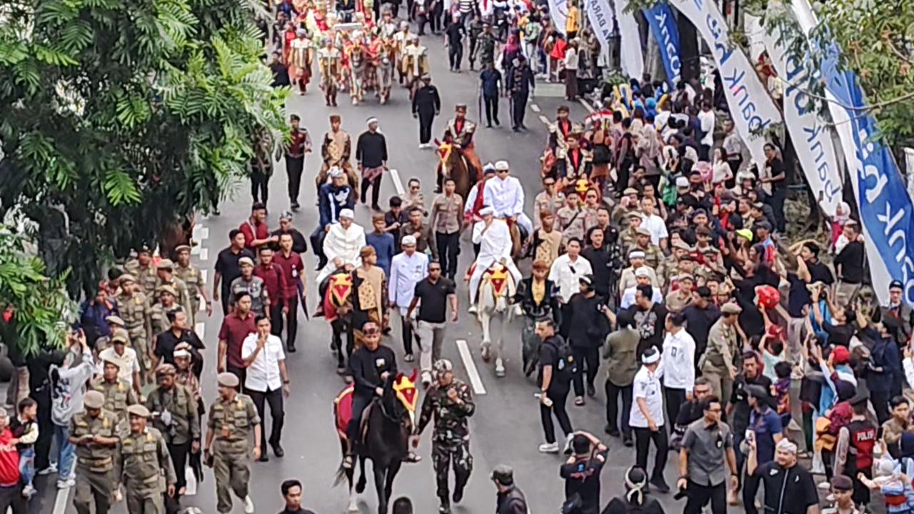 HUT ke-80 Jabar, Warga Bandung Tumpah Ruah Saksikan Kirab Budaya dari ...