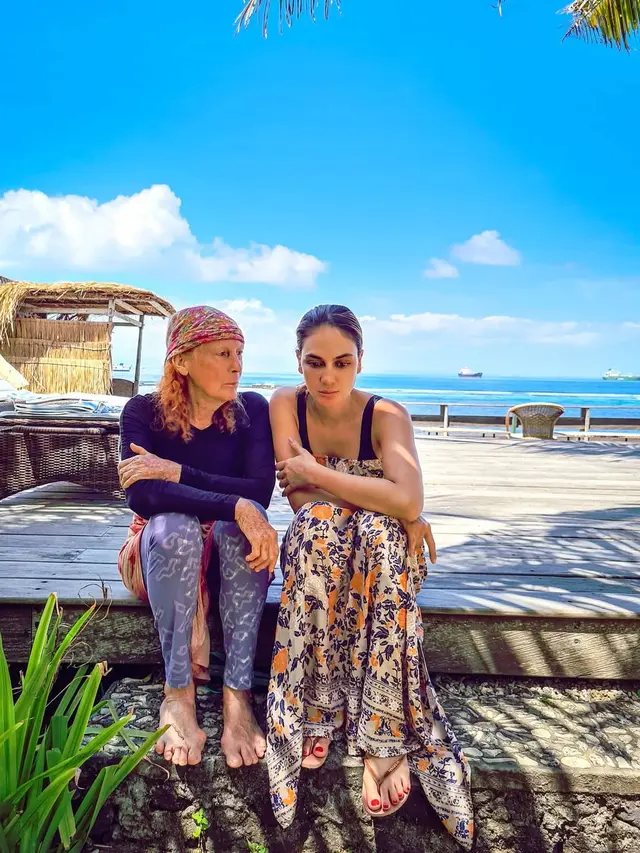 11 Inspirasi Outfit dengan Sandal ala Luna Maya, Cocok Ditiru untuk ...