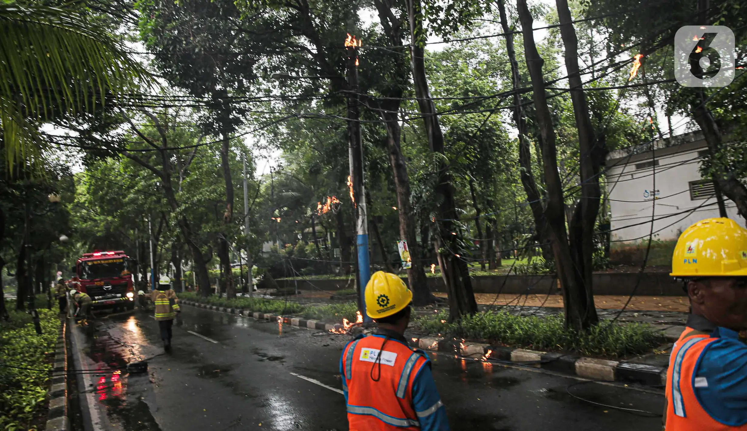 Diduga Korsleting, Salah Satu Tiang Listrik di Kawasan Menteng Terbakar - Foto Liputan6.com