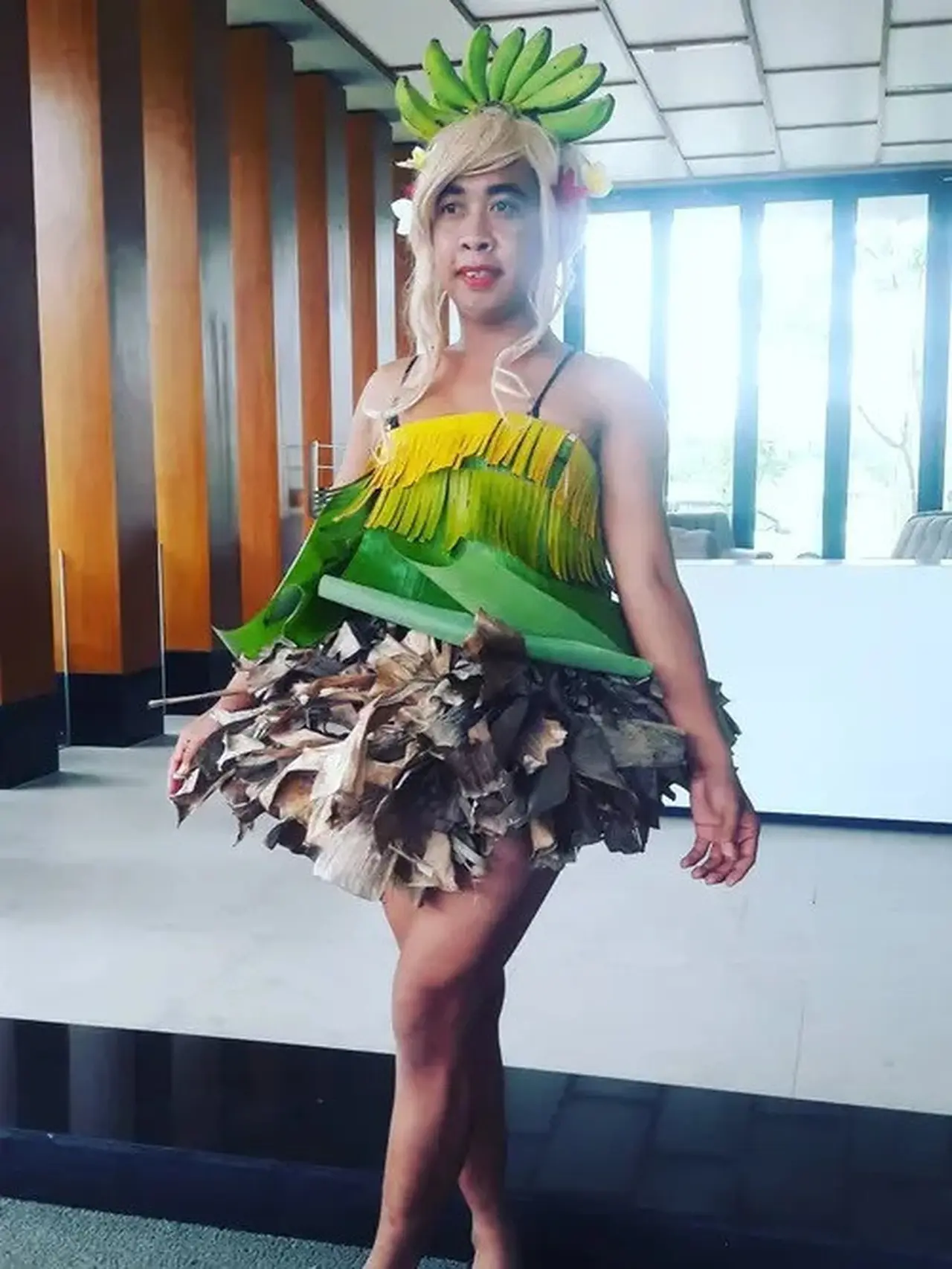 6 Outfit Absurd Pakai Daun Pisang Ini Kelewat Kreatif, Kocak Maksimal - Hot Liputan6.com