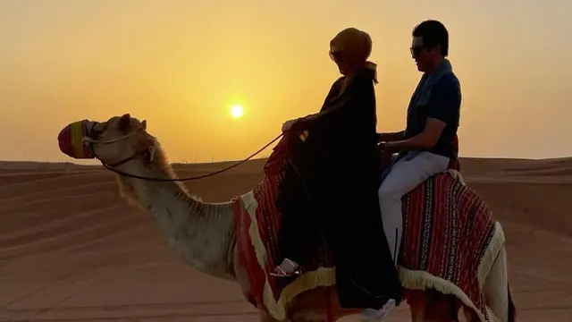 Syahrini Pose Ingin Cium Mukhlaf, Ini 6 Momen Sang Penyanyi Bonceng Reino Barack Naik Unta di ...