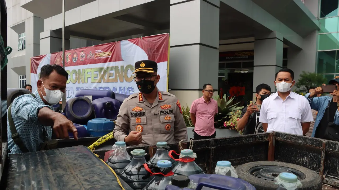Penimbun BBM Bersubsidi di Tangerang Ditangkap Polisi - News Liputan6.com