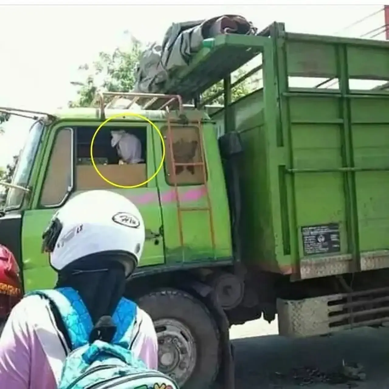 Kumpulan Potret Pocong Nebeng Truk, Mungkin Sudah Lelah Loncat-Loncat ...
