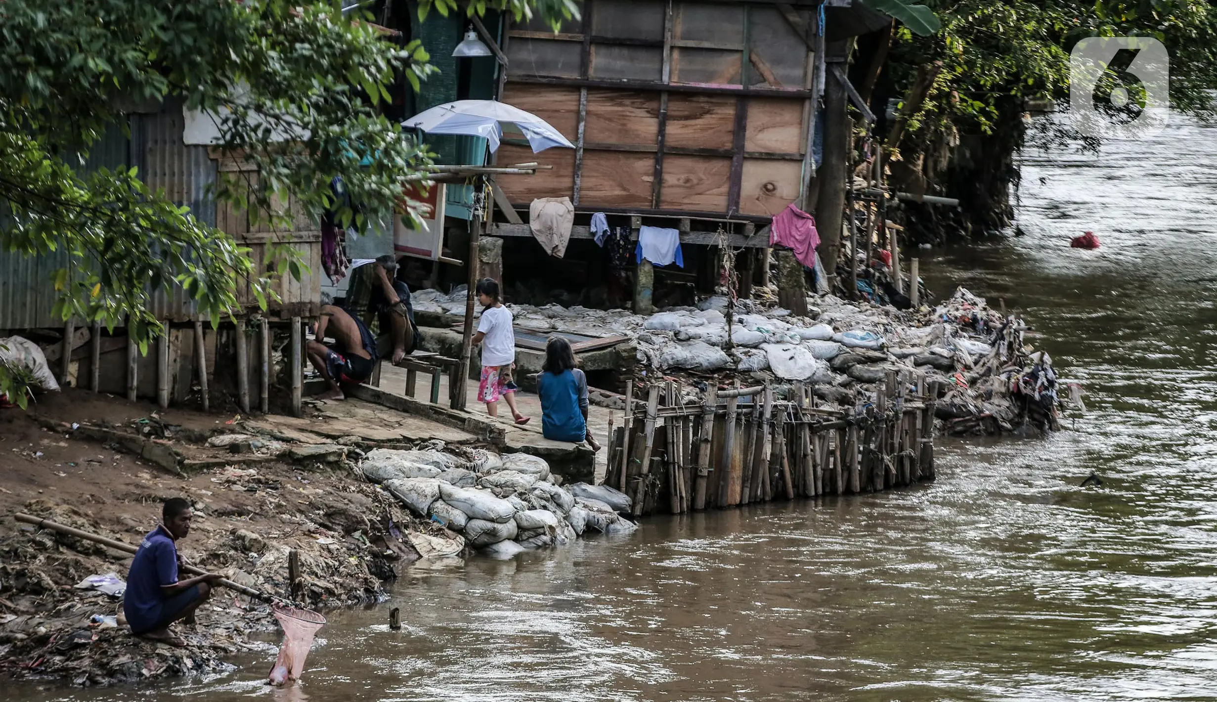 Kondisi Permukiman Padat Penduduk di Bantaran Kali Ciliwung - Foto ...