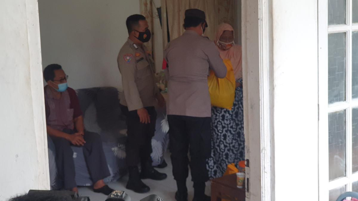 Kunjungi Keluarga Zakiah Aini, Kapolsek Ciracas Beri Bantuan Sembako ...